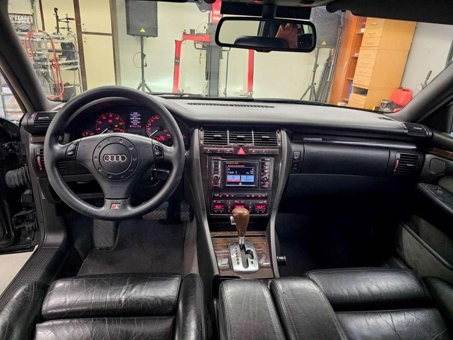 Black Audi S8 2000 in Kaunas, with an engine capacity of 4.20 L and mileage of 378 thousand km for 8500 €, photo 19 on AUTOMOTO.COM.LV
