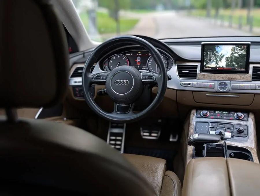 Black Audi S8 2013 in Jurmala, with an engine capacity of 4.00 L and mileage of 173 thousand km for 25000 €, photo 19 on AUTOMOTO.COM.LV