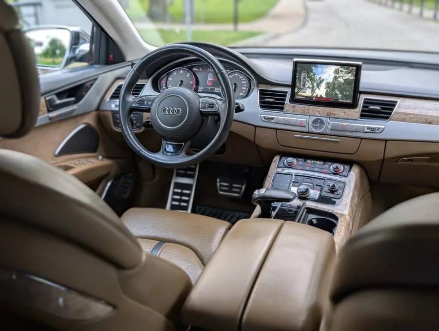 Black Audi S8 2013 in Jurmala, with an engine capacity of 4.00 L and mileage of 173 thousand km for 25000 €, photo 22 on AUTOMOTO.COM.LV