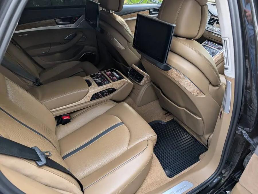 Black Audi S8 2013 in Jurmala, with an engine capacity of 4.00 L and mileage of 173 thousand km for 25000 €, photo 24 on AUTOMOTO.COM.LV