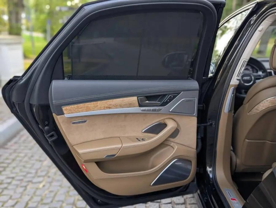 Black Audi S8 2013 in Jurmala, with an engine capacity of 4.00 L and mileage of 173 thousand km for 25000 €, photo 32 on AUTOMOTO.COM.LV