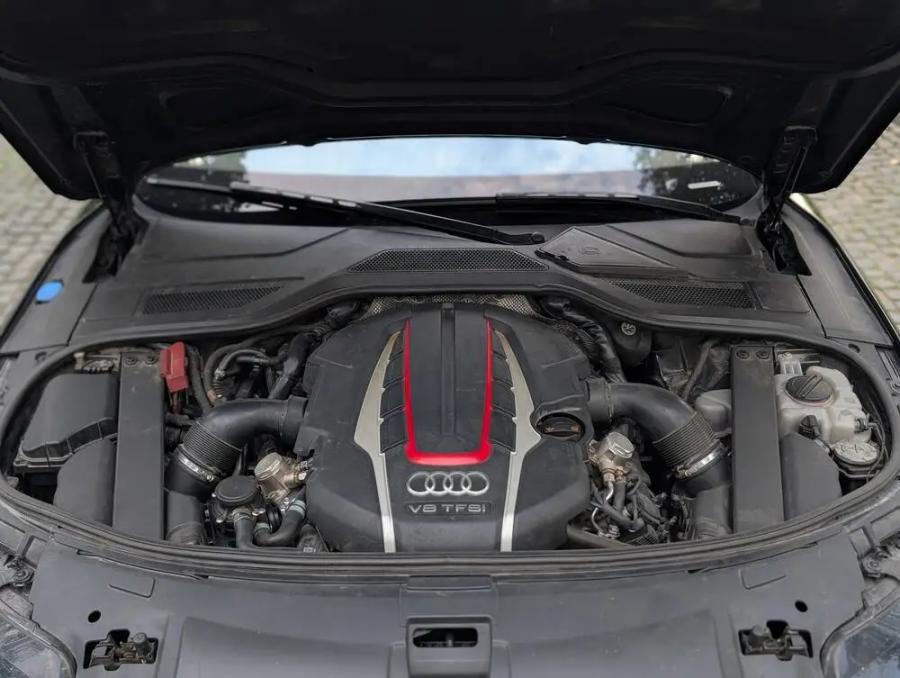 Black Audi S8 2013 in Jurmala, with an engine capacity of 4.00 L and mileage of 173 thousand km for 25000 €, photo 35 on AUTOMOTO.COM.LV