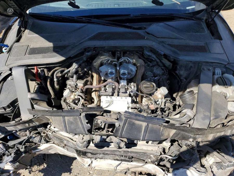 Black Audi S8 2013 in Vilnius, with an engine capacity of 3.99 L and mileage of 105 thousand km for 5999 €, photo 12 on AUTOMOTO.COM.LV
