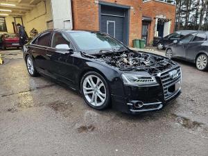 Melns Audi S8 2015 Tallina, ar dzinēja tilpumu 3.99 L un nobraukumu 280 tūkst. km par 14900 €, foto  vietnē AUTOMOTO.COM.LV