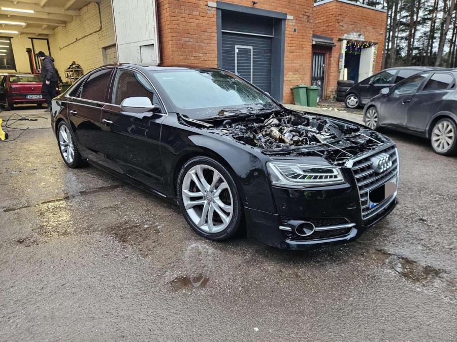 Melns Audi S8 2015 Tallina, ar dzinēja tilpumu 3.99 L un nobraukumu 280 tūkst. km par 14900 €, foto 1 vietnē AUTOMOTO.COM.LV