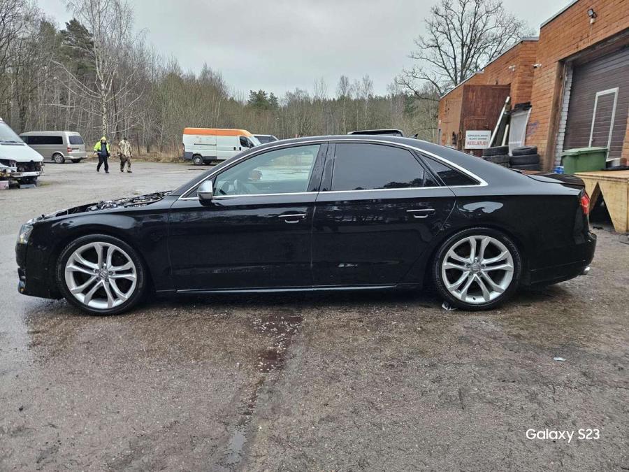 Melns Audi S8 2015 Tallina, ar dzinēja tilpumu 3.99 L un nobraukumu 280 tūkst. km par 14900 €, foto 5 vietnē AUTOMOTO.COM.LV