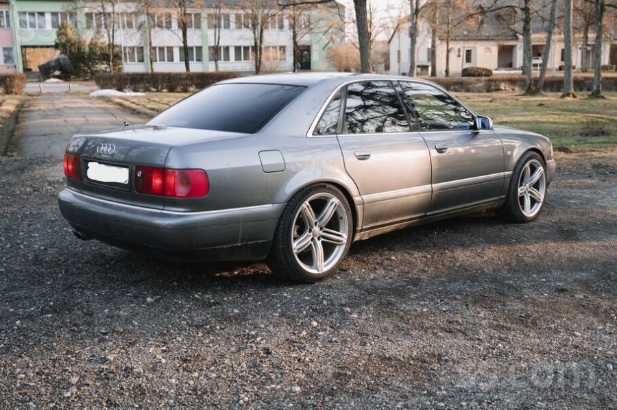 Pelēks Audi S8 2001 Balvi, ar dzinēja tilpumu 4.20 L un nobraukumu 270 tūkst. km par 5500 €, foto 3 vietnē AUTOMOTO.COM.LV