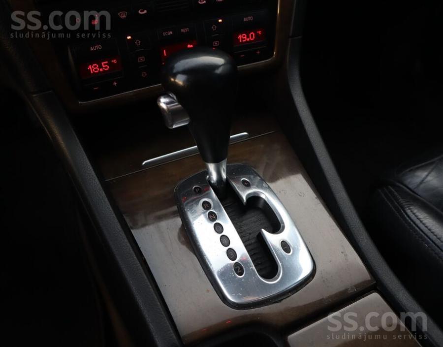 Grey Audi S8 2001 in Riga, with an engine capacity of 4.20 L and mileage of 270 thousand km for 7990 €, photo 13 on AUTOMOTO.COM.LV