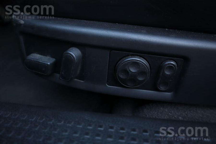 Grey Audi S8 2001 in Riga, with an engine capacity of 4.20 L and mileage of 270 thousand km for 7990 €, photo 27 on AUTOMOTO.COM.LV