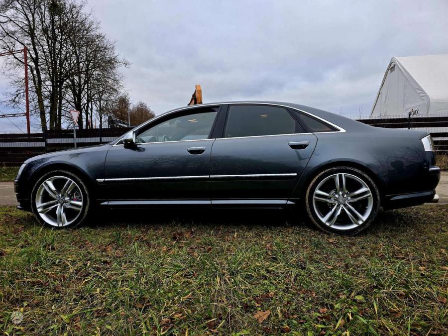 Grey Audi S8 2006 in Kaunas, with an engine capacity of 5.20 L and mileage of 170 thousand km for 8200 €, photo 2 on AUTOMOTO.COM.LV