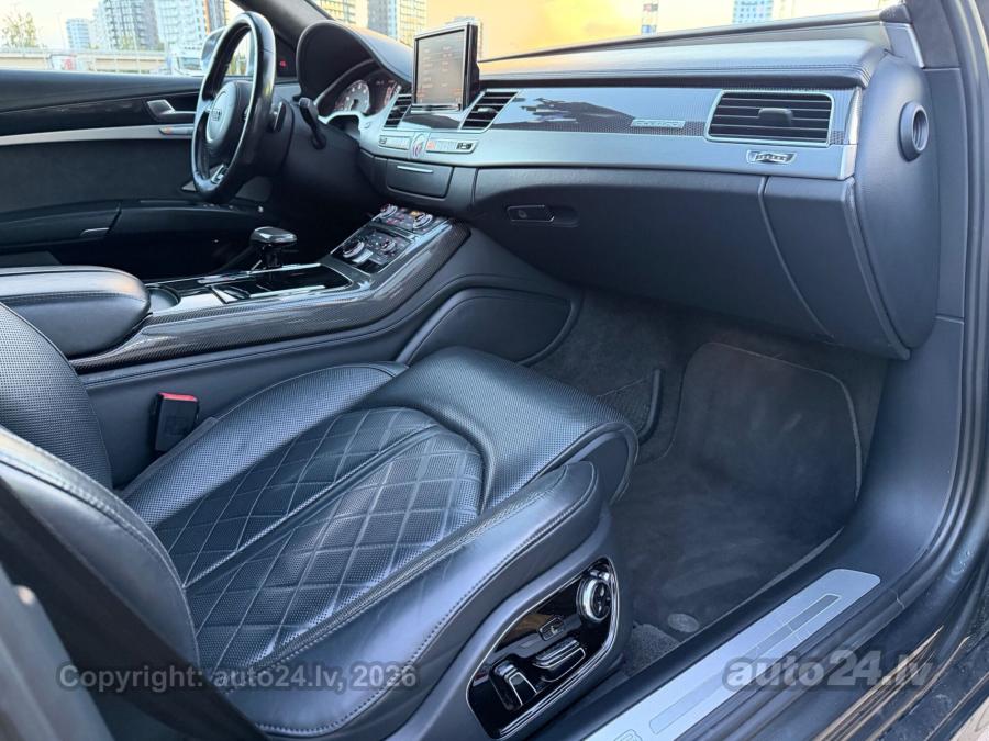 Pelēks Audi S8 2012 Tallina, ar dzinēja tilpumu 4.00 L un nobraukumu 312 tūkst. km par 24990 €, foto 18 vietnē AUTOMOTO.COM.LV