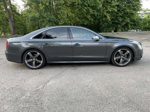 Grey Audi S8 2013 in Telschi, with an engine capacity of 3.99 L and mileage of 199 thousand km for 27777 €, photo 3 on AUTOMOTO.COM.LV