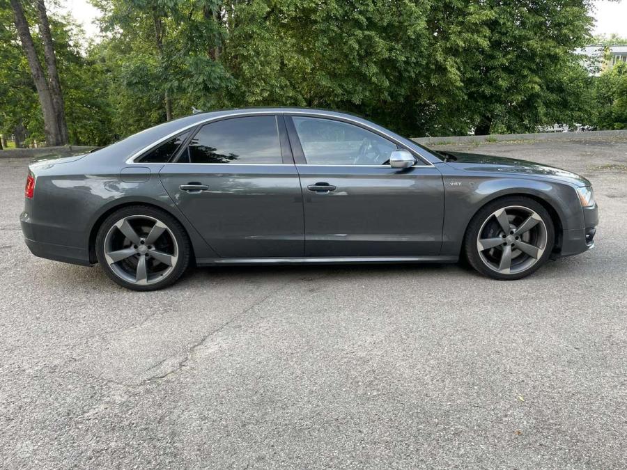 Pelēks Audi S8 2013 Telšiai, ar dzinēja tilpumu 3.99 L un nobraukumu 199 tūkst. km par 27777 €, foto 4 vietnē AUTOMOTO.COM.LV