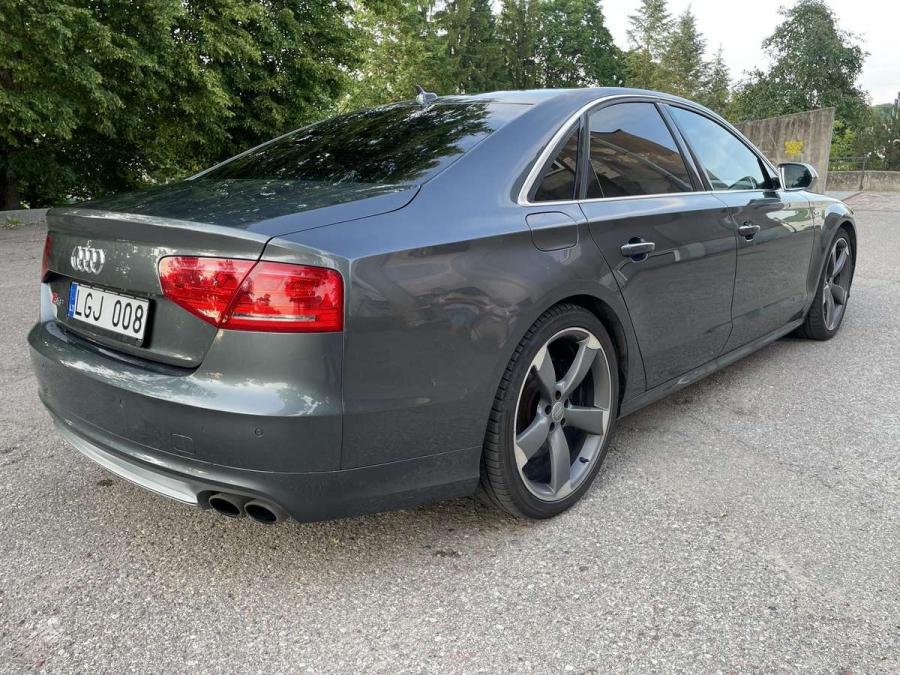 Pelēks Audi S8 2013 Telšiai, ar dzinēja tilpumu 3.99 L un nobraukumu 199 tūkst. km par 27777 €, foto 5 vietnē AUTOMOTO.COM.LV