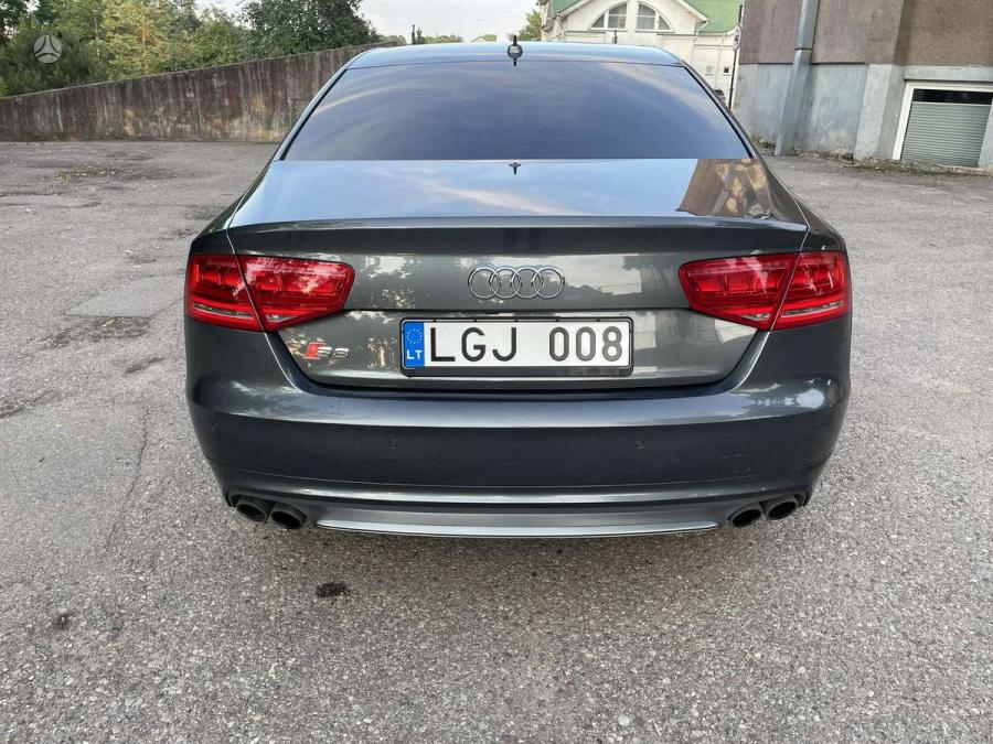 Pelēks Audi S8 2013 Telšiai, ar dzinēja tilpumu 3.99 L un nobraukumu 199 tūkst. km par 27777 €, foto 6 vietnē AUTOMOTO.COM.LV