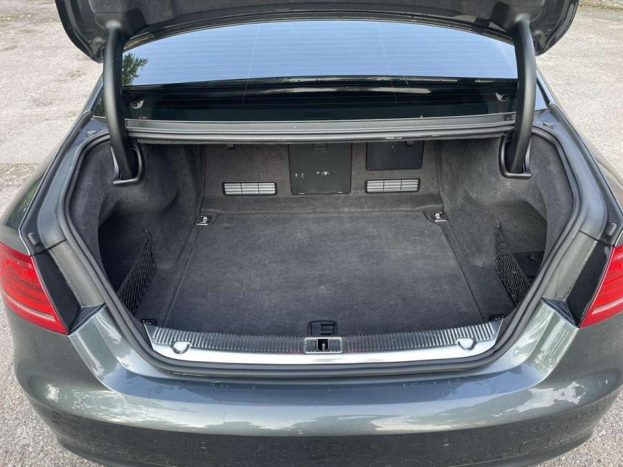 Pelēks Audi S8 2013 Telšiai, ar dzinēja tilpumu 3.99 L un nobraukumu 199 tūkst. km par 27777 €, foto 9 vietnē AUTOMOTO.COM.LV