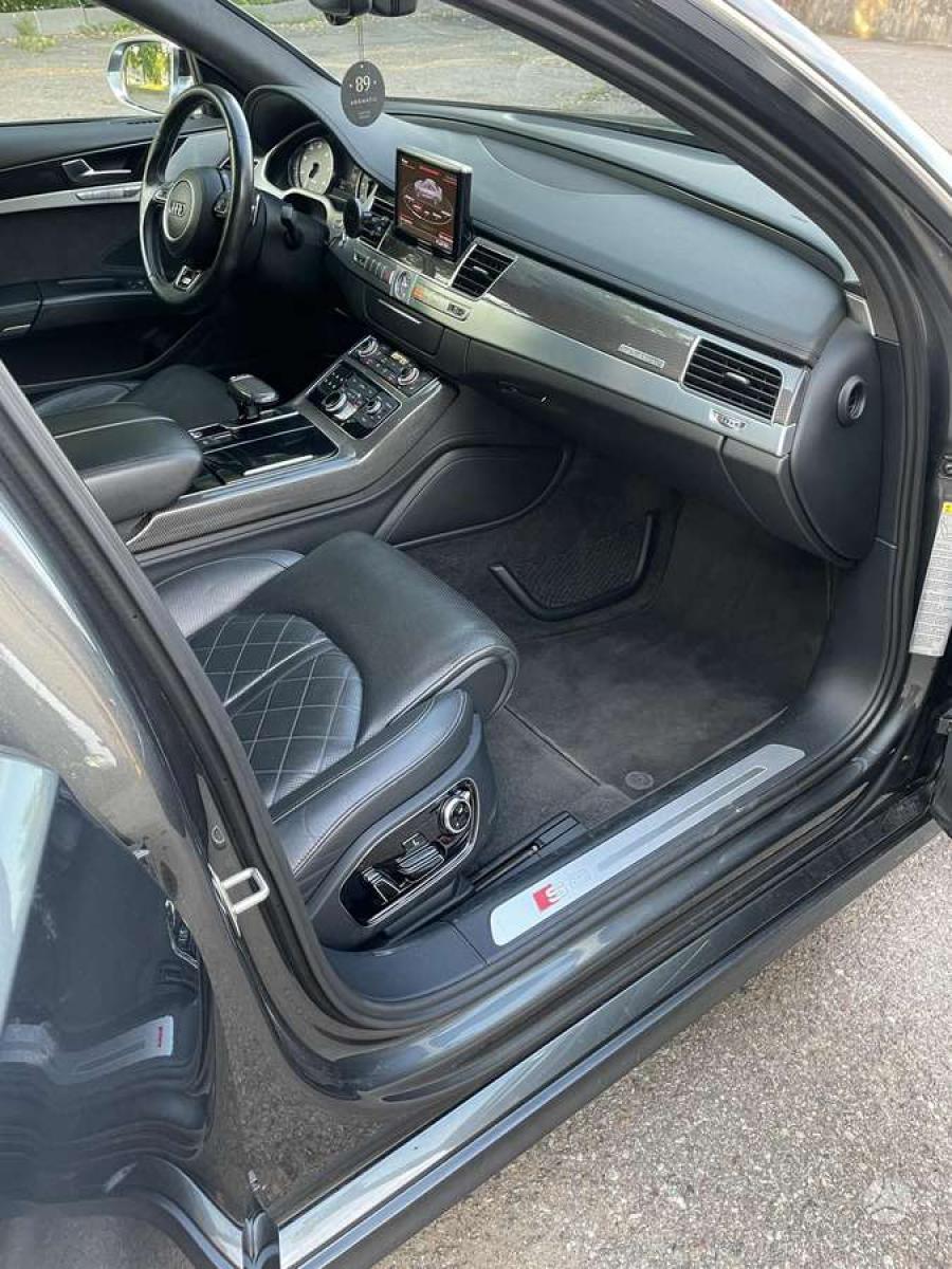 Pelēks Audi S8 2013 Telšiai, ar dzinēja tilpumu 3.99 L un nobraukumu 199 tūkst. km par 27777 €, foto 11 vietnē AUTOMOTO.COM.LV