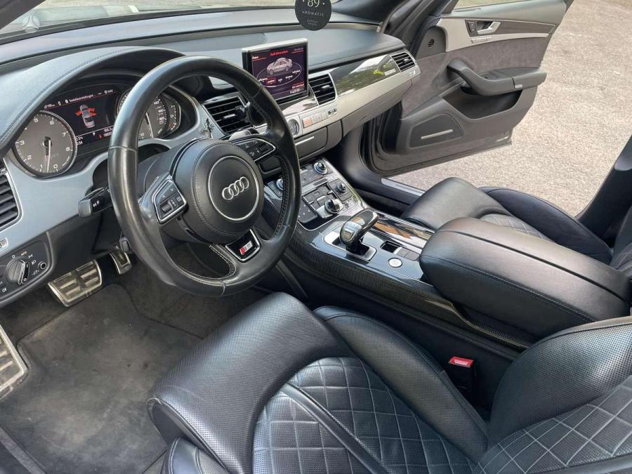 Pelēks Audi S8 2013 Telšiai, ar dzinēja tilpumu 3.99 L un nobraukumu 199 tūkst. km par 27777 €, foto 13 vietnē AUTOMOTO.COM.LV