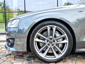 Grey Audi S8 2016 in Riga, with an engine capacity of 4.00 L and mileage of 120 thousand km for 45555 €, photo 11 on AUTOMOTO.COM.LV