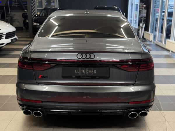 Pelēks Audi S8 2022 Rīga, ar dzinēja tilpumu 4.00 L un nobraukumu 87 tūkst. km par 84990 €, foto 4 vietnē AUTOMOTO.COM.LV