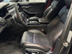 Pelēks Audi S8 2022 Rīga, ar dzinēja tilpumu 4.00 L un nobraukumu 87 tūkst. km par 84990 €, foto 10 vietnē AUTOMOTO.COM.LV