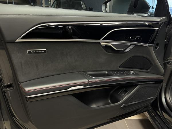 Pelēks Audi S8 2022 Rīga, ar dzinēja tilpumu 4.00 L un nobraukumu 87 tūkst. km par 84990 €, foto 10 vietnē AUTOMOTO.COM.LV