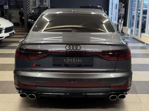 Pelēks Audi S8 2022 Rīga, ar dzinēja tilpumu 4.00 L un nobraukumu 87 tūkst. km par 81490 €, foto 6 vietnē AUTOMOTO.COM.LV