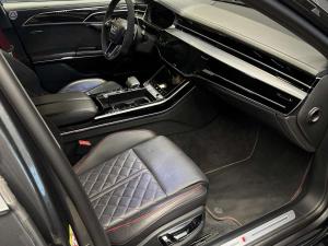 Pelēks Audi S8 2022 Rīga, ar dzinēja tilpumu 4.00 L un nobraukumu 87 tūkst. km par 81490 €, foto 13 vietnē AUTOMOTO.COM.LV