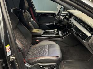 Pelēks Audi S8 2022 Rīga, ar dzinēja tilpumu 4.00 L un nobraukumu 87 tūkst. km par 81490 €, foto 14 vietnē AUTOMOTO.COM.LV