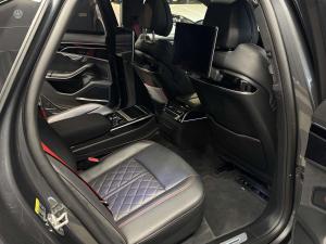 Pelēks Audi S8 2022 Rīga, ar dzinēja tilpumu 4.00 L un nobraukumu 87 tūkst. km par 81490 €, foto 33 vietnē AUTOMOTO.COM.LV