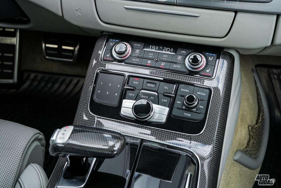 Balts Audi S8 2013 Kauņa, ar dzinēja tilpumu 4.00 L un nobraukumu 198 tūkst. km par 23750 €, foto 24 vietnē AUTOMOTO.COM.LV