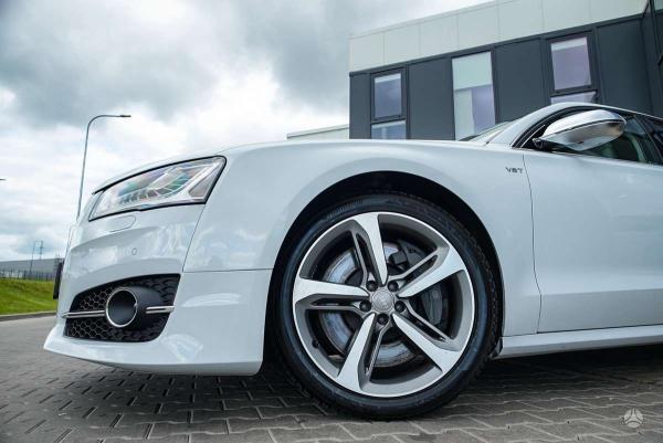 White Audi S8 2013 in Kaunas, with an engine capacity of 3.99 L and mileage of 198 thousand km for 23750 €, photo 6 on AUTOMOTO.COM.LV
