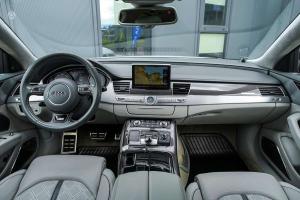 White Audi S8 2013 in Kaunas, with an engine capacity of 3.99 L and mileage of 198 thousand km for 23750 €, photo 18 on AUTOMOTO.COM.LV