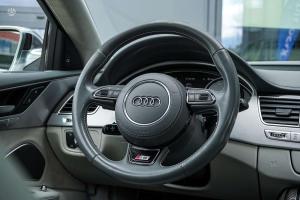 White Audi S8 2013 in Kaunas, with an engine capacity of 3.99 L and mileage of 198 thousand km for 23750 €, photo 20 on AUTOMOTO.COM.LV