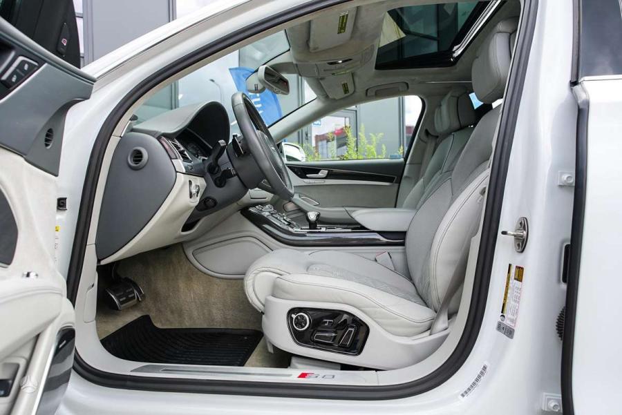 White Audi S8 2013 in Kaunas, with an engine capacity of 3.99 L and mileage of 198 thousand km for 23750 €, photo 26 on AUTOMOTO.COM.LV