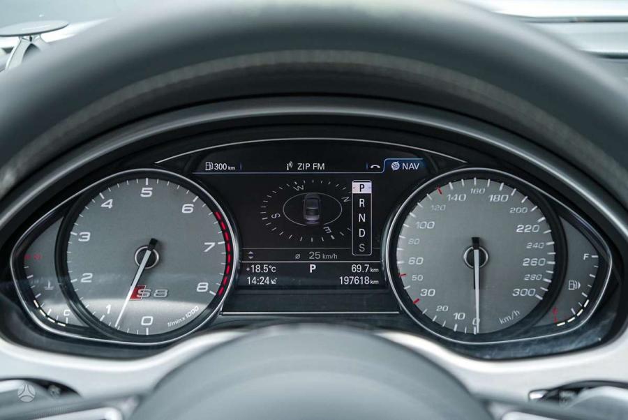 White Audi S8 2013 in Kaunas, with an engine capacity of 3.99 L and mileage of 198 thousand km for 23750 €, photo 29 on AUTOMOTO.COM.LV