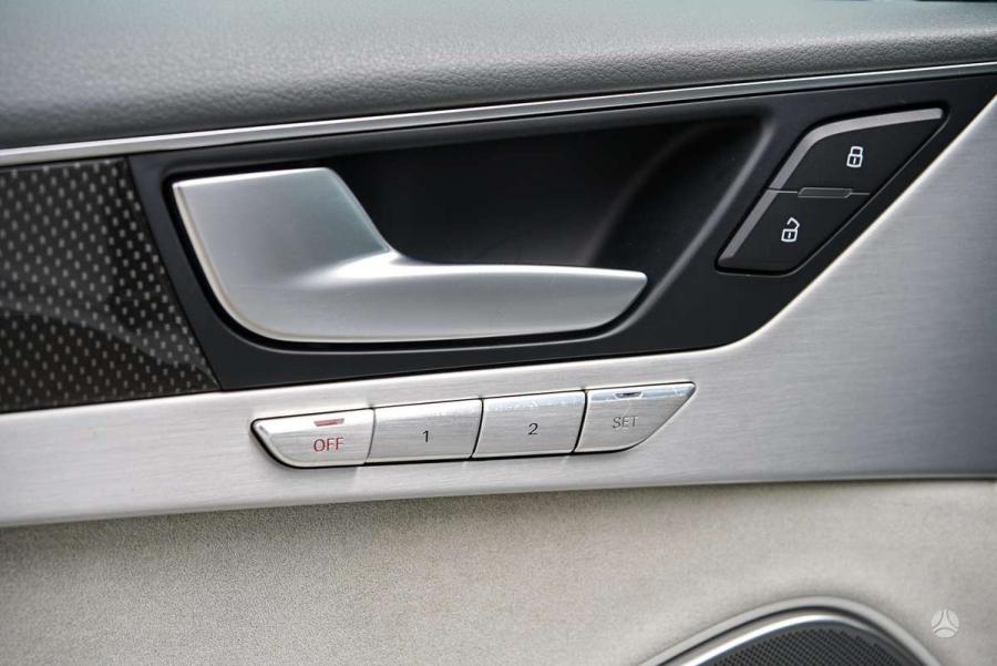 White Audi S8 2013 in Kaunas, with an engine capacity of 3.99 L and mileage of 198 thousand km for 23750 €, photo 32 on AUTOMOTO.COM.LV