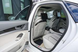 White Audi S8 2013 in Kaunas, with an engine capacity of 3.99 L and mileage of 198 thousand km for 23750 €, photo 40 on AUTOMOTO.COM.LV