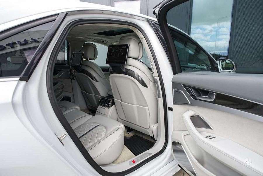 White Audi S8 2013 in Kaunas, with an engine capacity of 3.99 L and mileage of 198 thousand km for 23750 €, photo 45 on AUTOMOTO.COM.LV