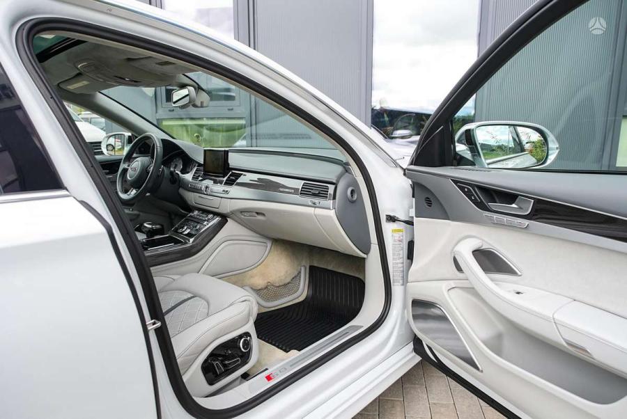 White Audi S8 2013 in Kaunas, with an engine capacity of 3.99 L and mileage of 198 thousand km for 23750 €, photo 47 on AUTOMOTO.COM.LV
