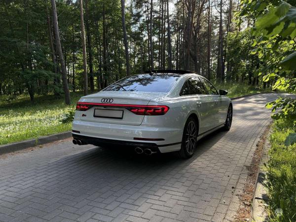 White Audi S8 2020 in Vilnius, with an engine capacity of 4.00 L and mileage of 109 thousand km for 61499 €, photo 4 on AUTOMOTO.COM.LV