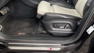 Black Audi SQ5 2013 in Marijampole, with an engine capacity of 2.97 L and mileage of 281 thousand km for 13990 €, photo 43 on AUTOMOTO.COM.LV