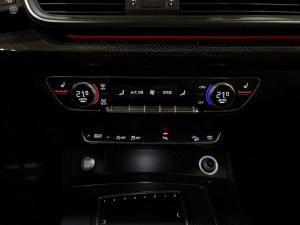 Black Audi SQ5 2018 in Vilnius, with an engine capacity of 3.00 L and mileage of 132 thousand km for 25120 €, photo 26 on AUTOMOTO.COM.LV