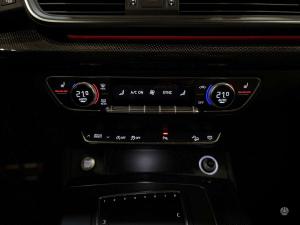 Black Audi SQ5 2018 in Vilnius, with an engine capacity of 3.00 L and mileage of 132 thousand km for 24990 €, photo 26 on AUTOMOTO.COM.LV