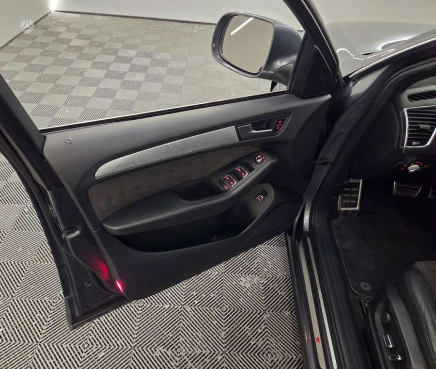 Pelēks Audi SQ5 2013 Marijampole, ar dzinēja tilpumu 2.97 L un nobraukumu 218 tūkst. km par 14400 €, foto 31 vietnē AUTOMOTO.COM.LV