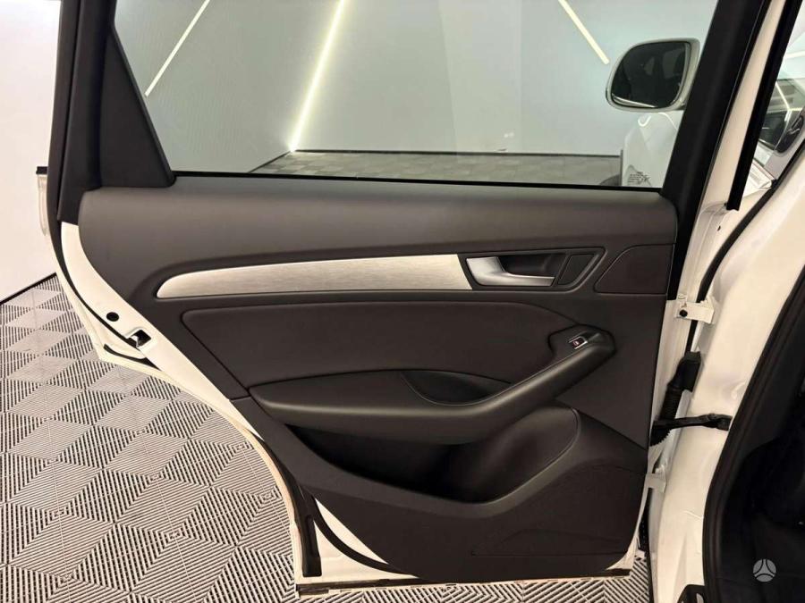 Balts Audi SQ5 2014 Marijampole, ar dzinēja tilpumu 2.97 L un nobraukumu 282 tūkst. km par 13500 €, foto 19 vietnē AUTOMOTO.COM.LV