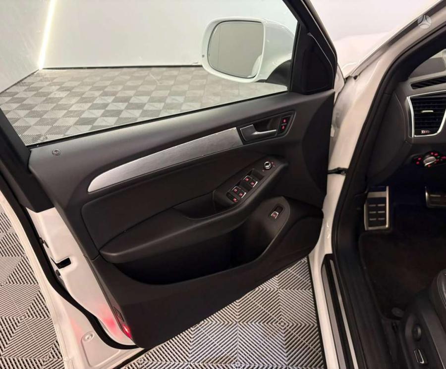 Balts Audi SQ5 2014 Marijampole, ar dzinēja tilpumu 2.97 L un nobraukumu 282 tūkst. km par 13500 €, foto 24 vietnē AUTOMOTO.COM.LV