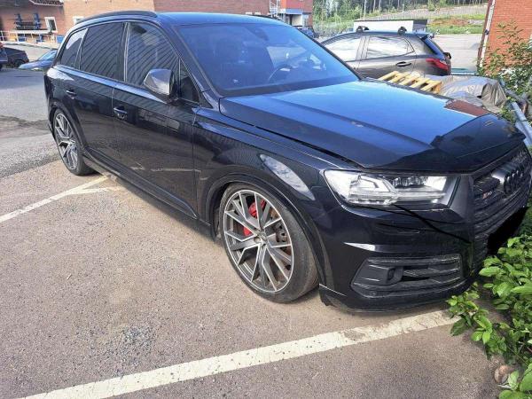 Black Audi SQ7 2017 in Kretinga, with an engine capacity of 3.96 L and mileage of 156 thousand km for 24500 €, photo 1 on AUTOMOTO.COM.LV