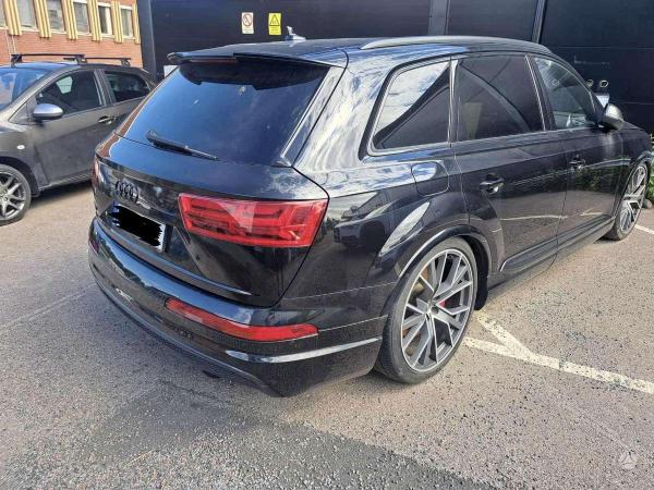 Black Audi SQ7 2017 in Kretinga, with an engine capacity of 3.96 L and mileage of 156 thousand km for 24500 €, photo 3 on AUTOMOTO.COM.LV