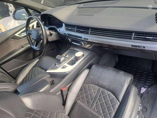 Black Audi SQ7 2017 in Kretinga, with an engine capacity of 3.96 L and mileage of 156 thousand km for 24500 €, photo 7 on AUTOMOTO.COM.LV